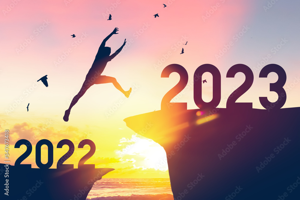 Fototapeta Silhouette man jumping between cliff with number 2022 to ... Fototapeta Silhouette man jumping between cliff with number 2022 to ...