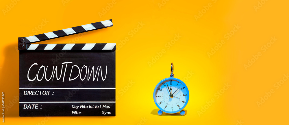 Foto de Countdown.Text title on film slate or movie clapperboard and ...