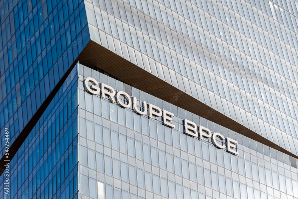 Paris, France - 18 novembre 2022: vue extérieure du siège social du ...