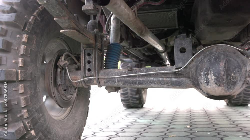 Rear axle of offroad pick up truck 4WD with shaft drive Stock ビデオ ...