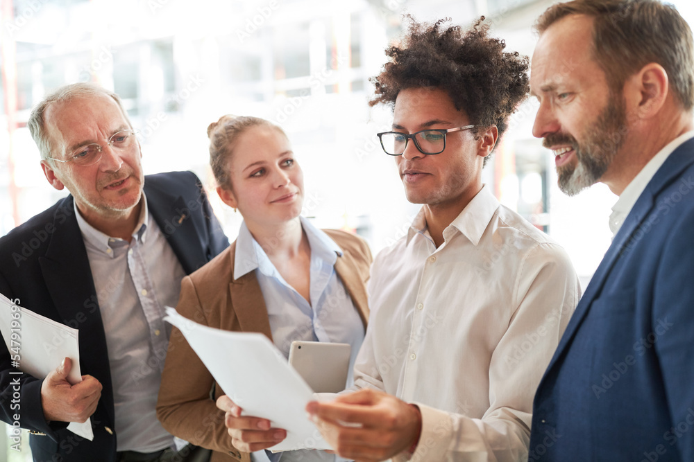 Startup Gründer und Berater prüfen gemeinsam einen Vertrag Stock Photo ...