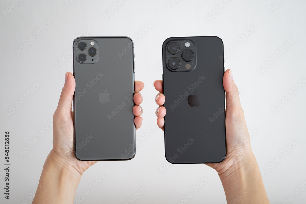 PENANG, MALAYSIA - OCT 10, 2022: Hand holding Apple iPhone 14 Pro Max ...