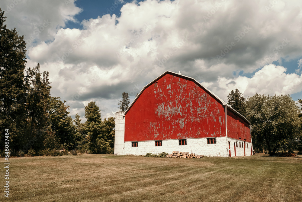 Foto de Old warehouse with red peeling paint in poor condition. A ...
