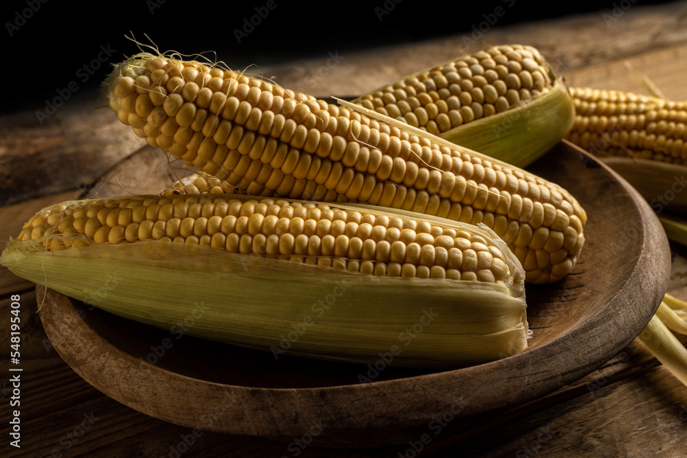 Mazorcas de maíz (Zea mays) sobre un plato de madera rústica. Stock ...