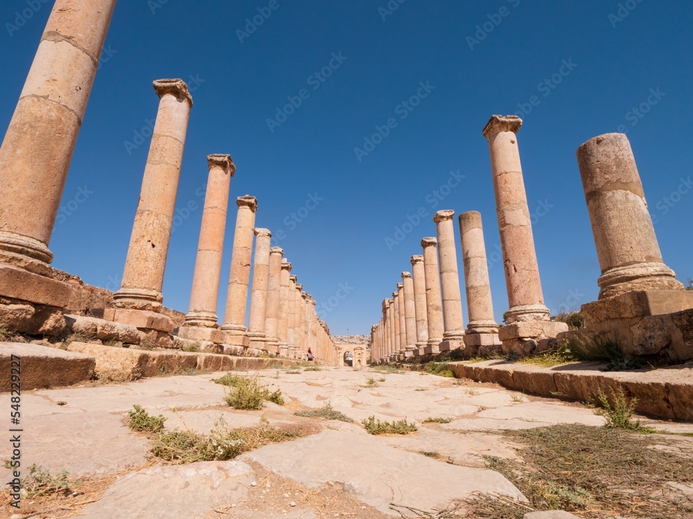 Foto de Details of famous historical archaeological site with columns ...
