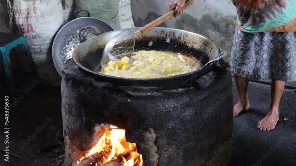 Video „the process of frying cassava chips by local Indonesian people ...