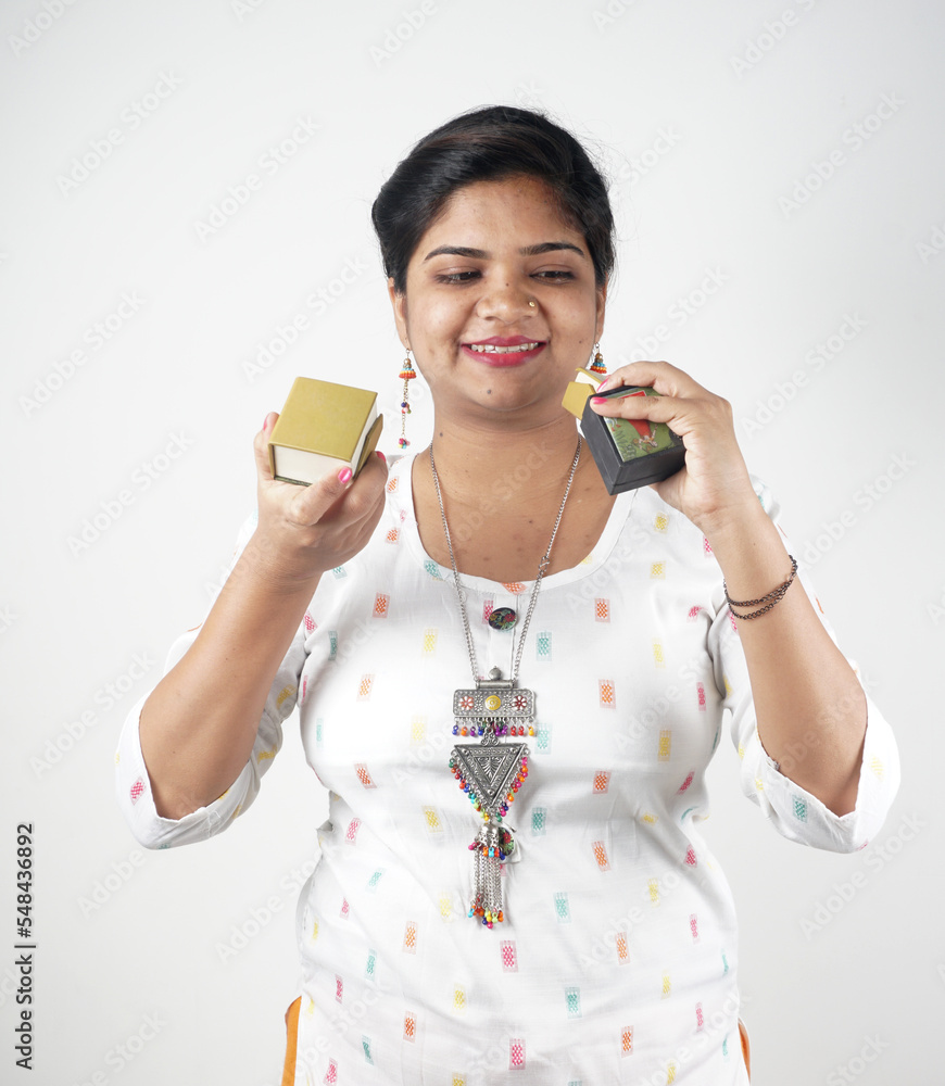 Fotka „Beautiful Indian girl showing Rakhis and the gift box on the ...