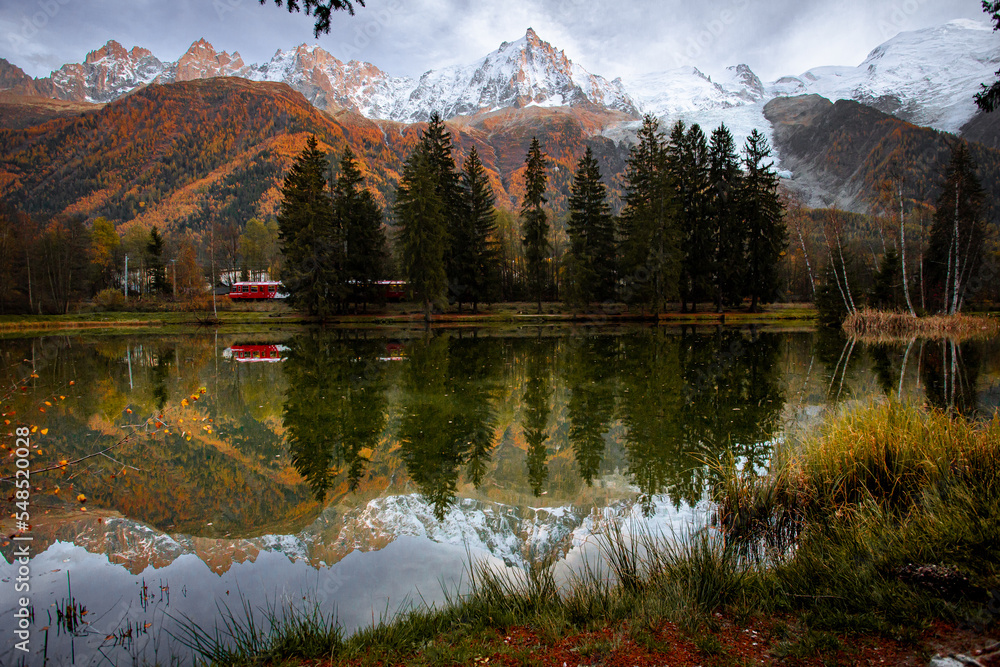 Paysage du lac des GAILLANDS à Chamonix : Vu sur le Mont-Blanc avec un ...