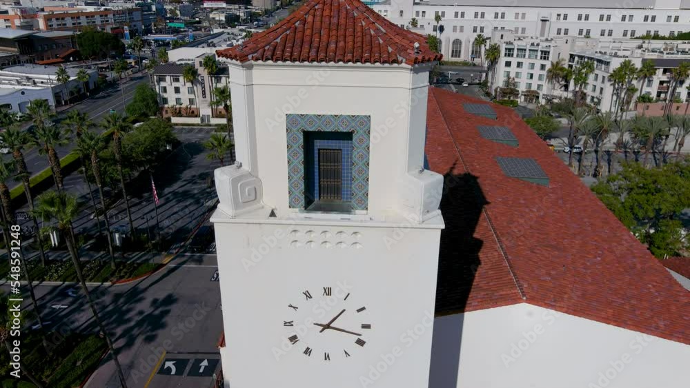 Vidéo Stock backwards aerial footage of the clock tower at Los Angeles ...