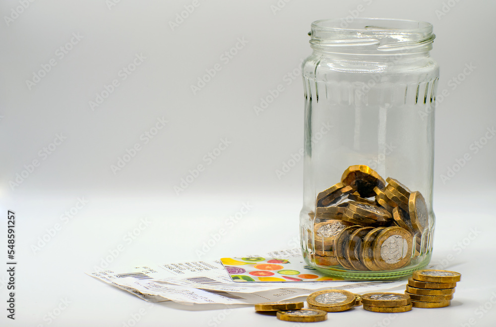 Foto de British Currency pound coins, receipts and loyalty cards. Money ...