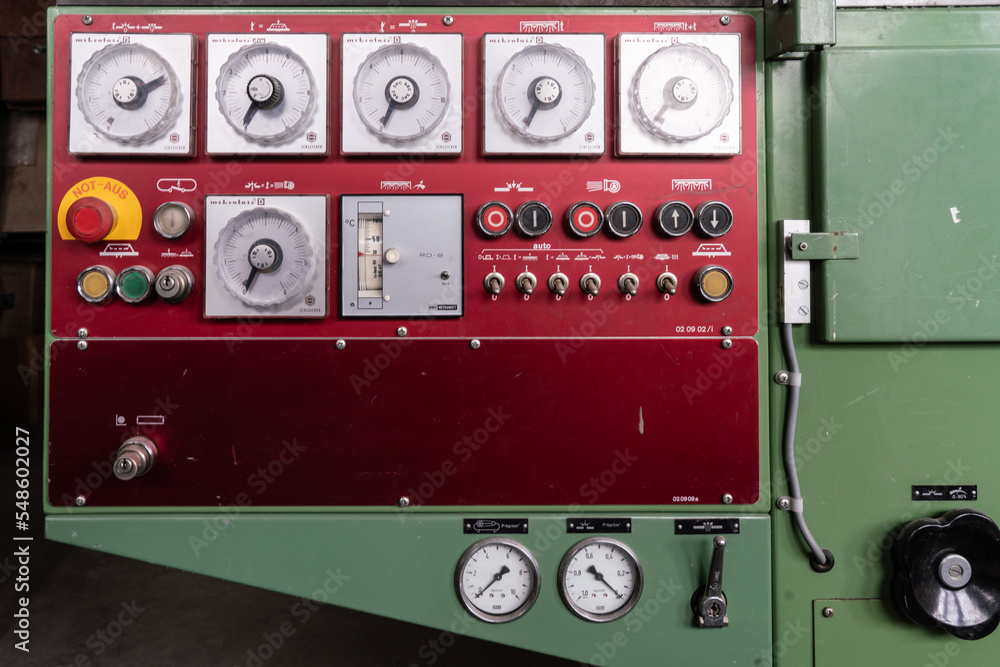 Steuerung einer Siebdruckmaschine in einer ehemaligen Thermometerfabrik ...