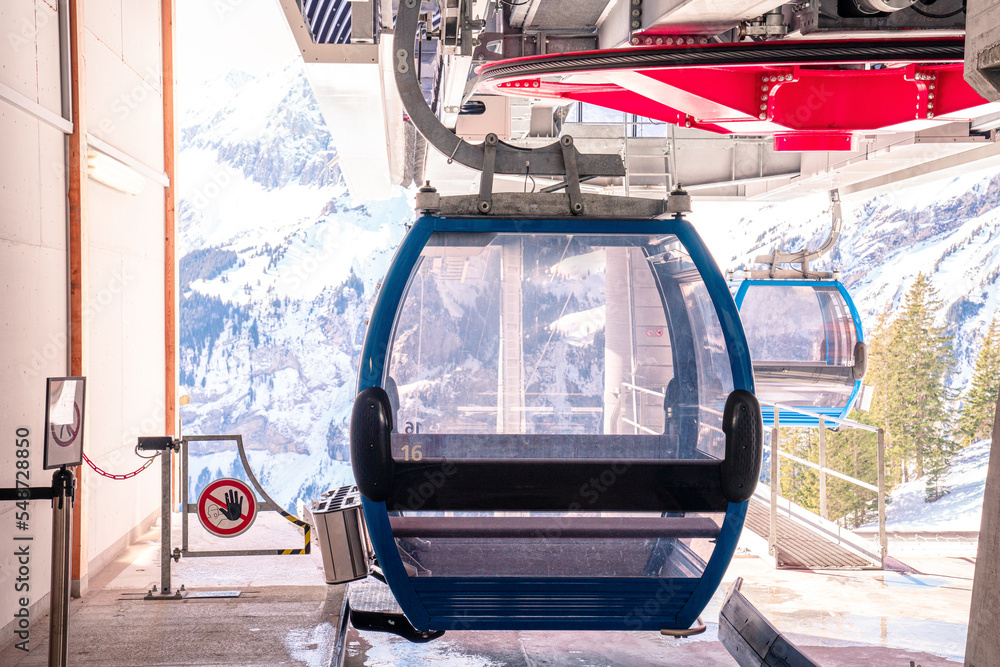 Seilbahn Gondel in den Bergen im Winter in der Schweiz Stock Photo ...