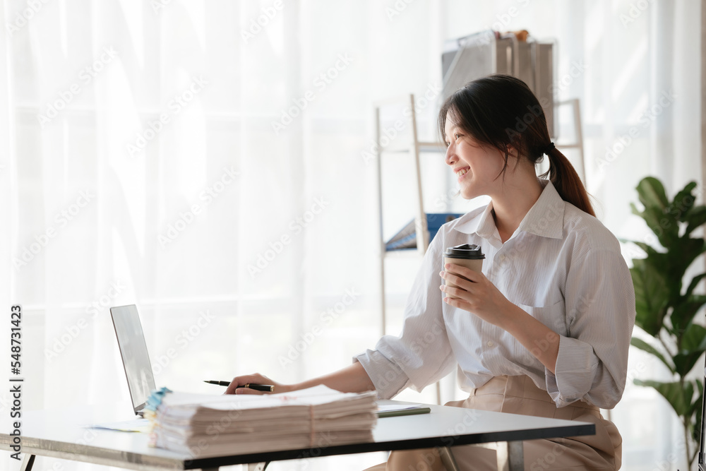 Busy woman office, Young attractive businesswoman getting ready for ...