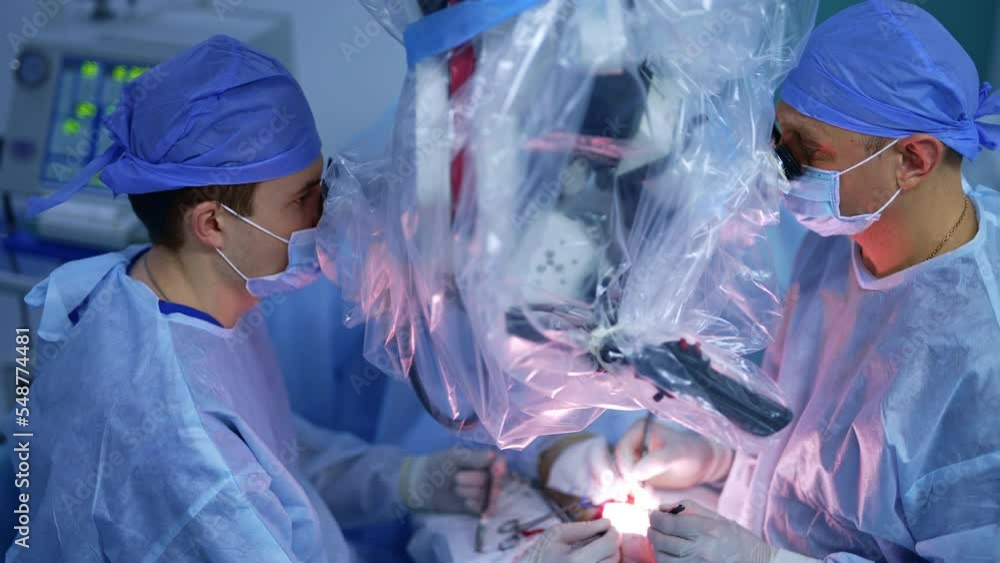 Vídeo do Stock: Younger and older doctors perform neurosurgery on the ...