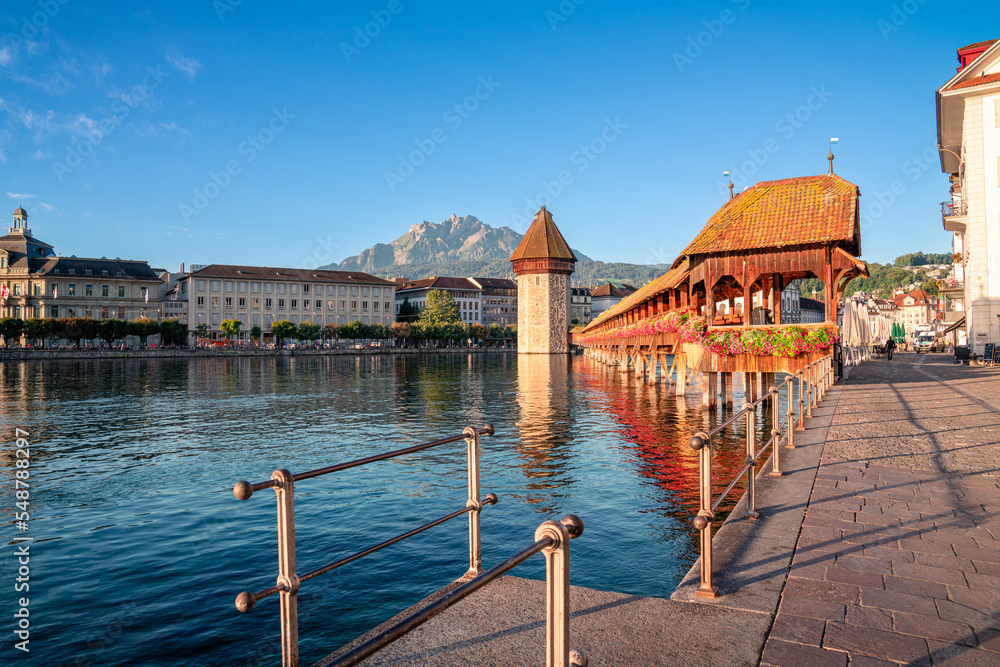 Historische Altstadt von Luzern mit der Kapellbrücke und dem Berg ...