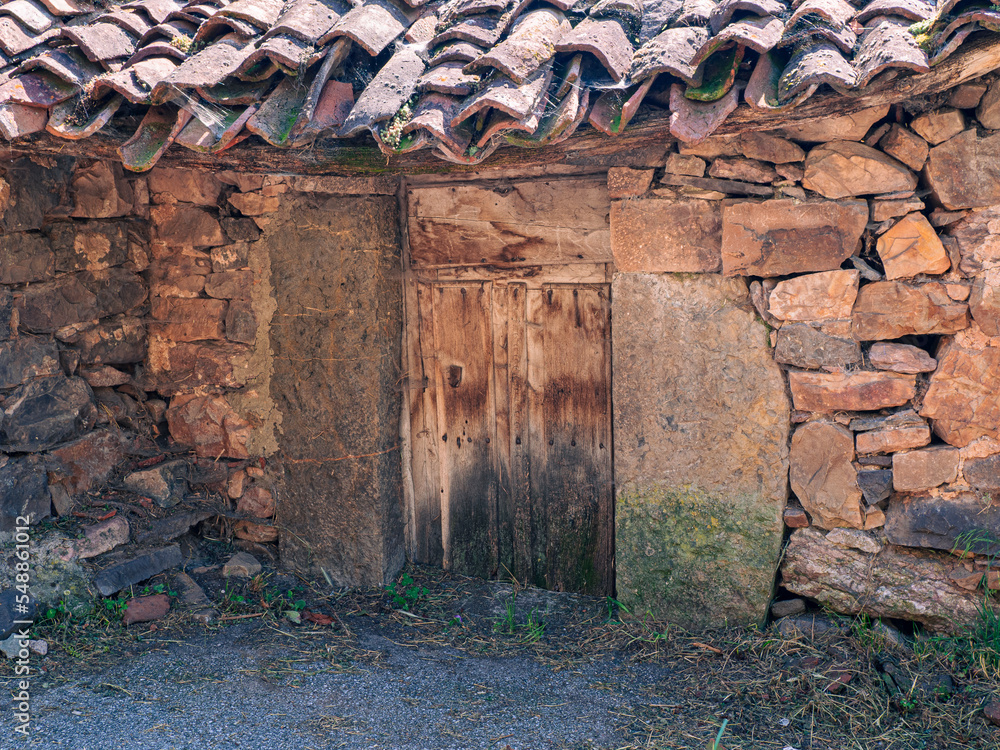Foto de Puerta de madera de color ocre, de una casa vieja, abandonada ...