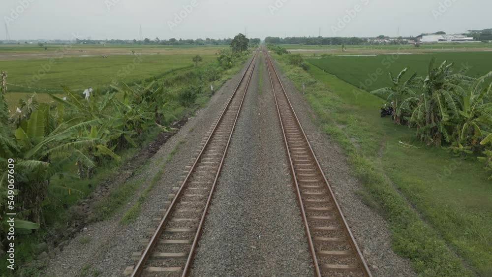 Railway tracks that pass through rice fields, moving railroad tracks ...