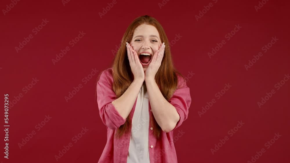 Vidéo Stock Shocked woman with ginger hair very glad, she screaming ...