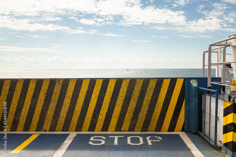 Sicherheitsmarkierung auf Autofähre, Stop Zeichen, Bodenmarkierung auf ...