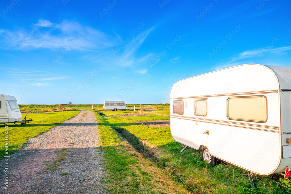 Wohnwagen auf dem Campingplatz. RV und caravan beim Campen in der Natur ...