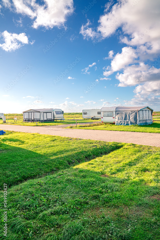 Wohnwagen auf dem Campingplatz. RV und caravan beim Campen in der Natur ...