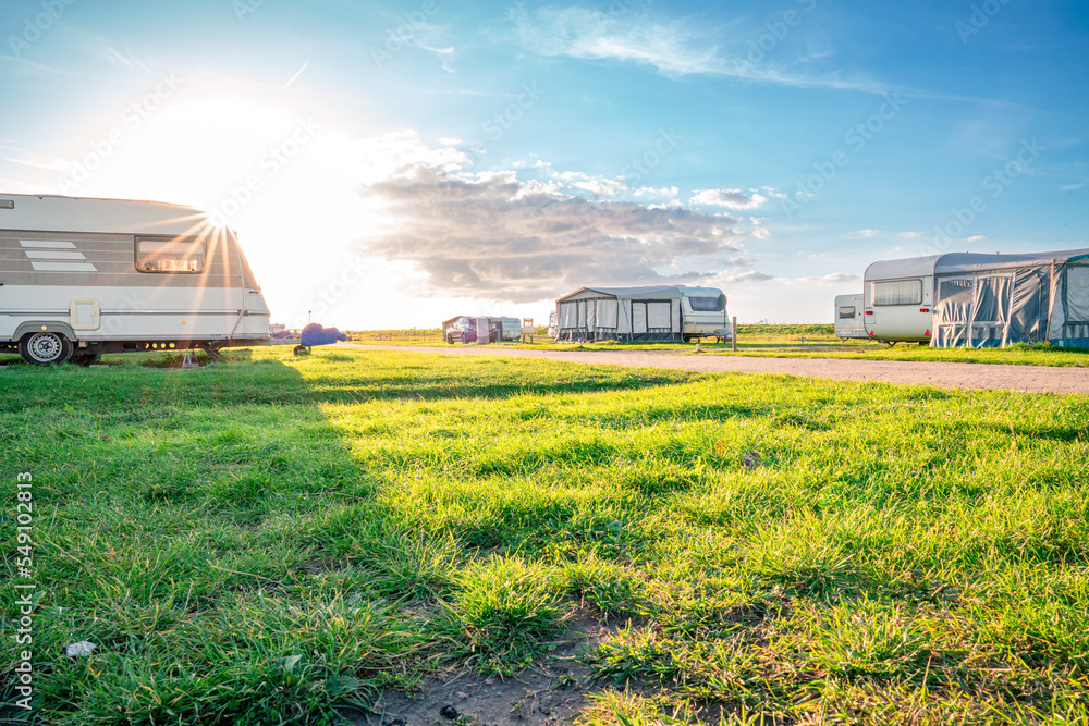 Fotka „Wohnwagen auf dem Campingplatz. RV und caravan beim Campen in ...