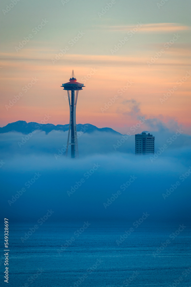 Seattle, Washington, USA. November 24th, 2022. Sunrise fog envelops the ...