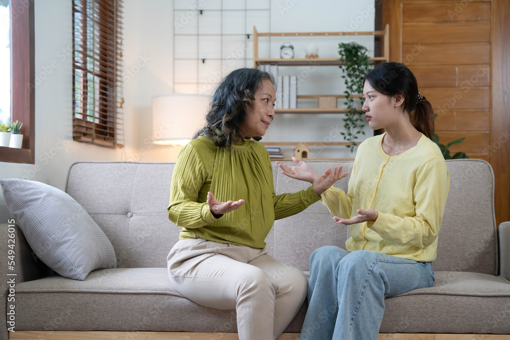 Family sit on couch having dispute, grown up daughter proves her right ...