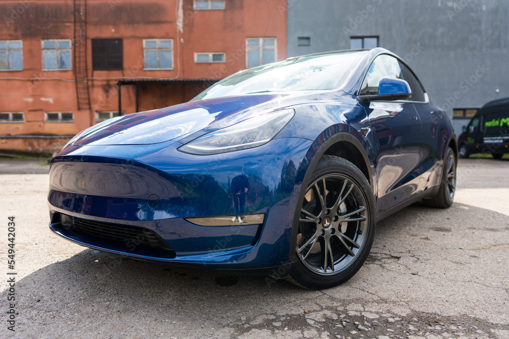 Self driving Tesla Model Y Exterior. Blue metallic, black titanium rims ...