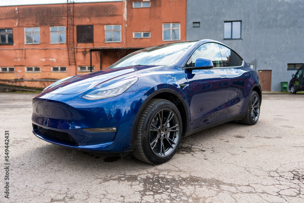 Self driving Tesla Model Y Exterior. Blue metallic, black titanium rims ...