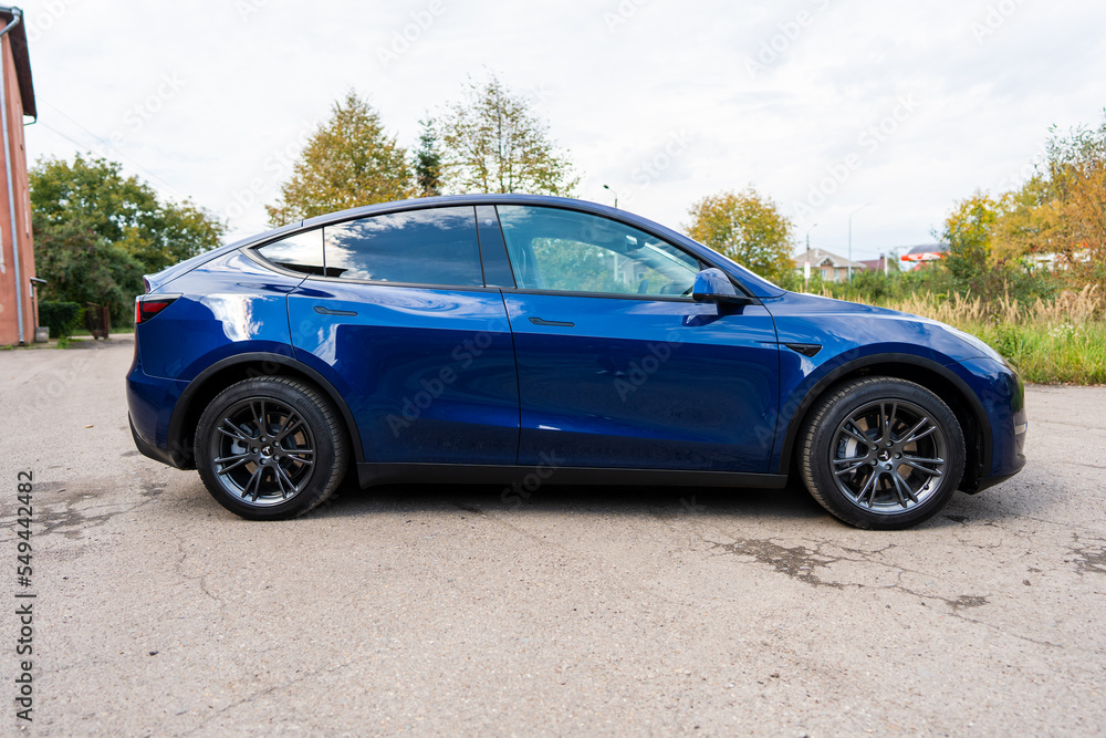 Self driving Tesla Model Y Exterior. Blue metallic, black titanium rims ...