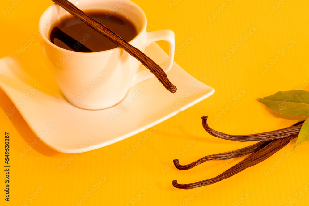 Gousses de vanille sur fond jaune avec une tasse de café à la vanille ...