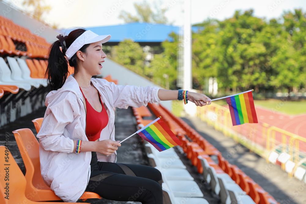 Foto de Happy and excited young female asian transgender LGBT sport fan ...