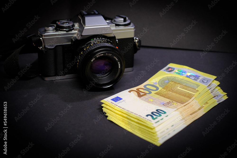 next to an reflex camera lies a stack of 200-Euro banknotes Stock Photo ...