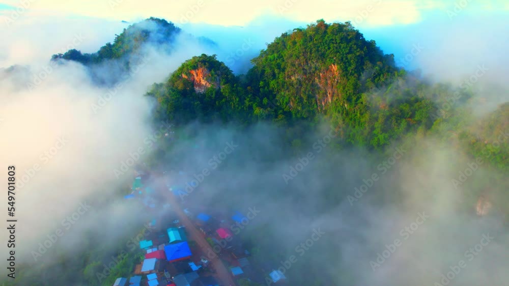Stockvideo Aerial view above the "Ban jabo village", Mae Hong Son, Pang ...