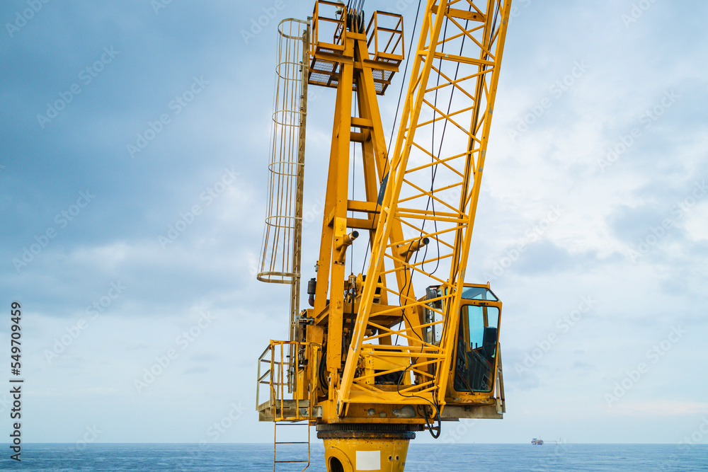 Crane, Offshore crane, and Pedestal crane in the oil and gas industry ...