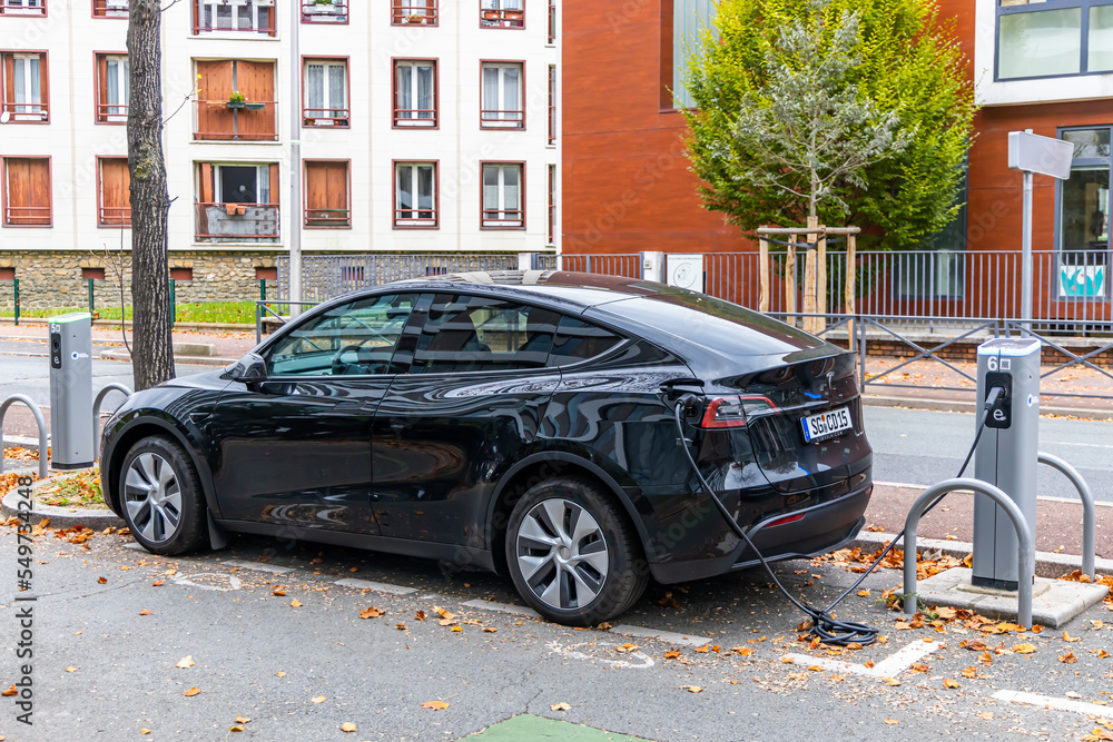 Foto de Tesla Model Y Electric car plugged and charging at a charging ...