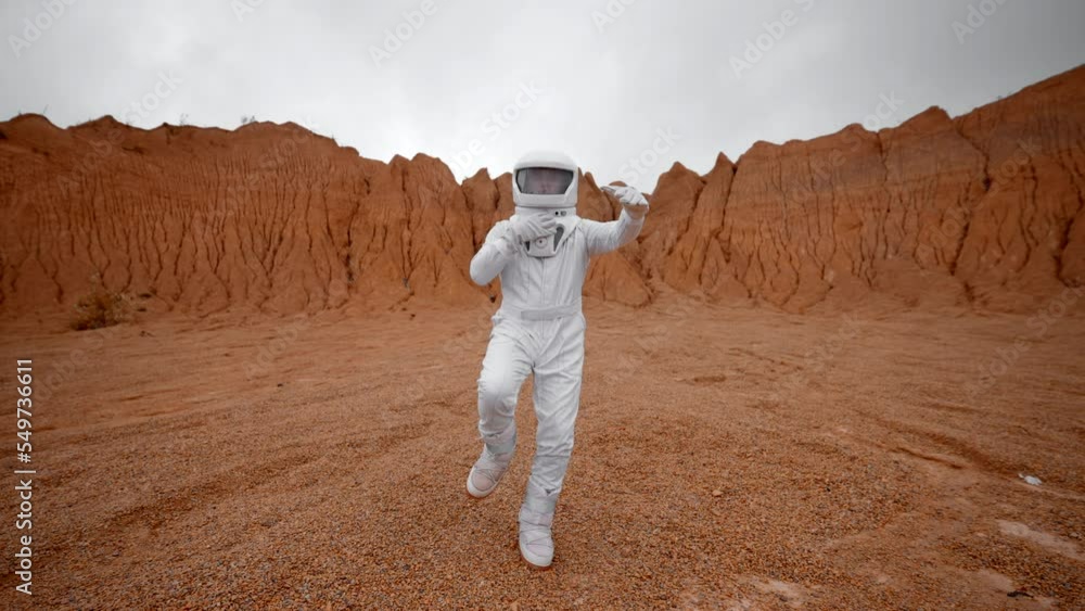 An astronaut dances to the surface of Mars in slow motion. Astronauts ...