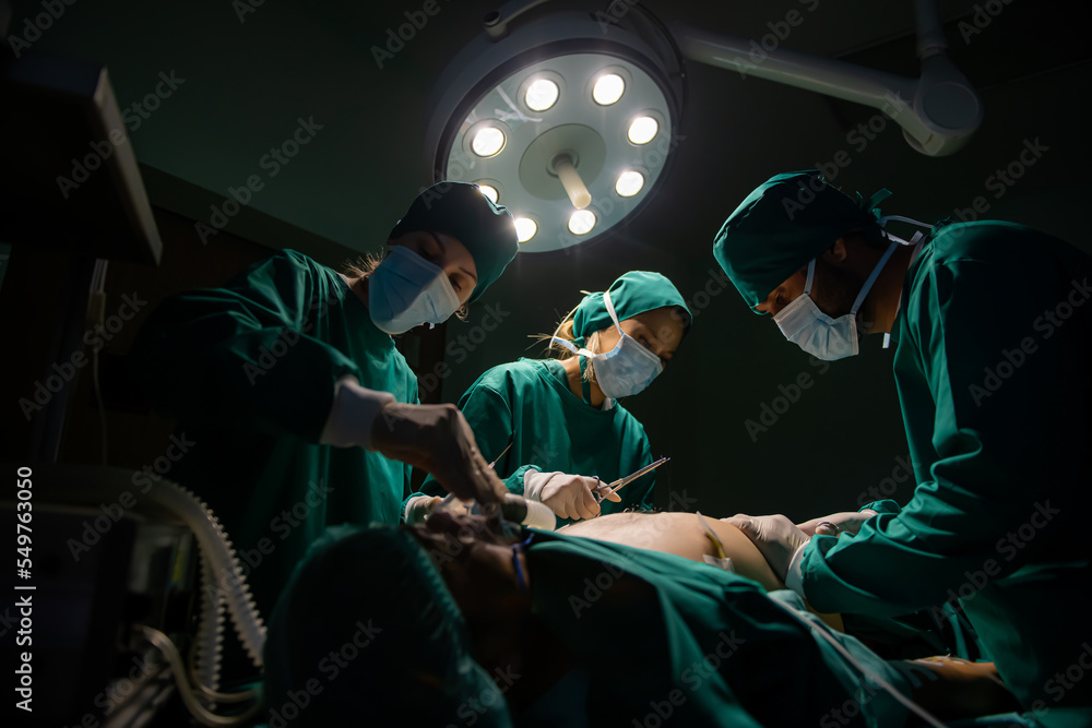 Foto de Medical team of surgeons in hospital doing minimal invasive ...