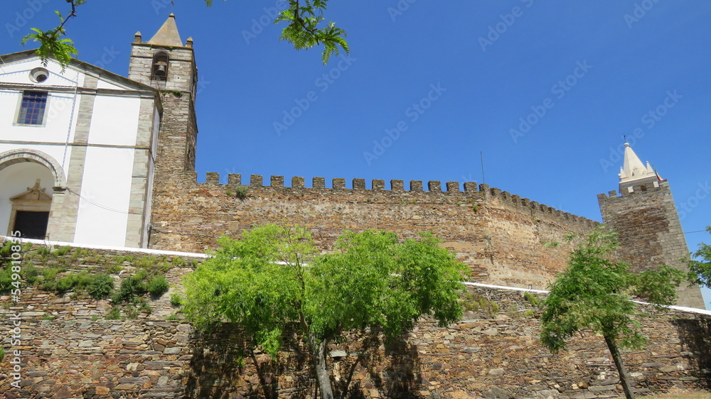 Muralhas e ruinas de um castelo medieval em Portugal Stock Photo ...