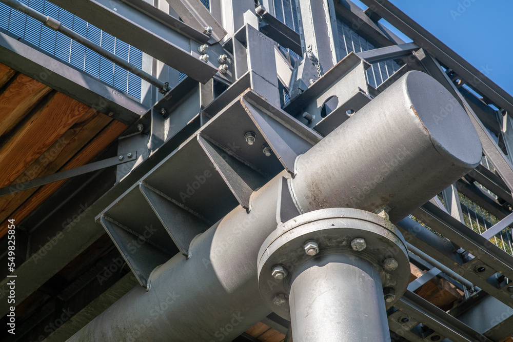 pillar, steel structure: the base with a steel plate, with supports ...