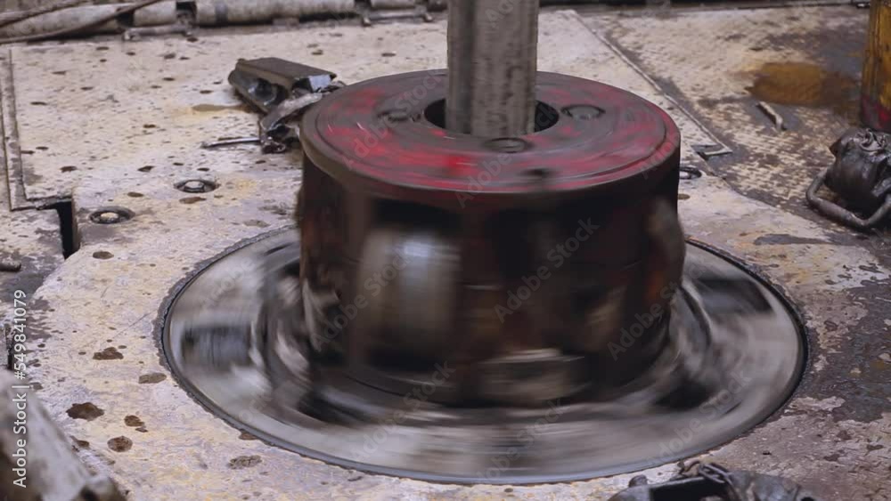 Video „Drilling an oil and gas well. Drilling string on a rotary table ...