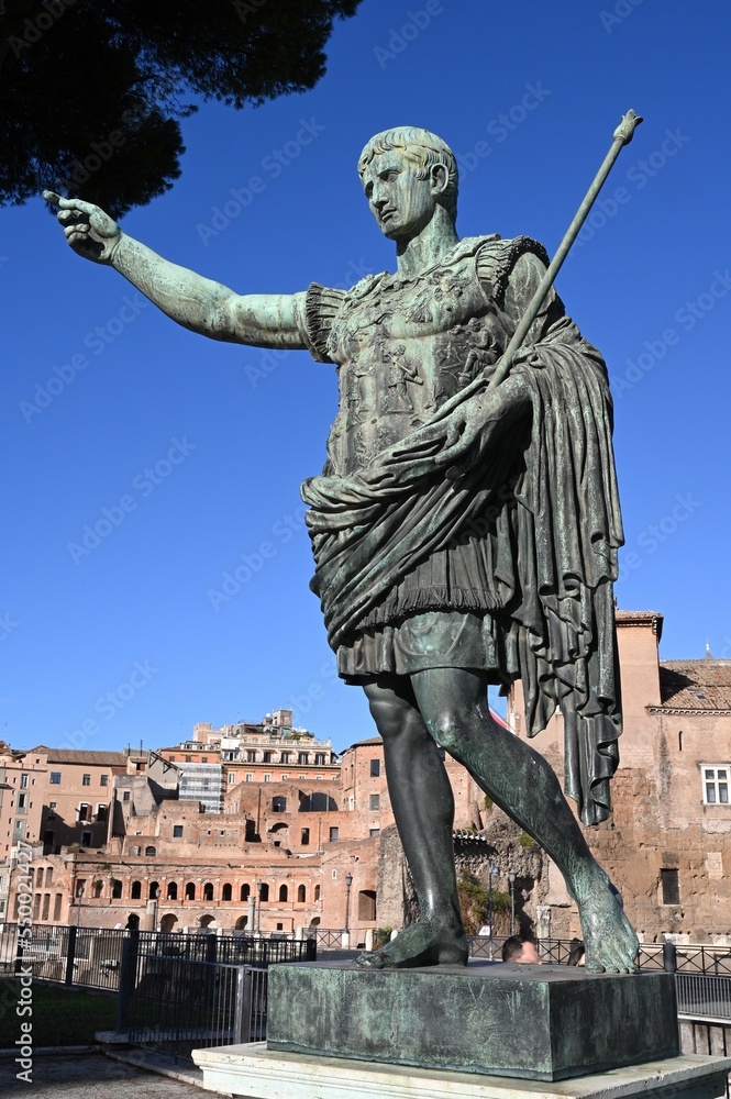 Statue en bronze d'Auguste premier empereur de Rome Stock Photo | Adobe ...
