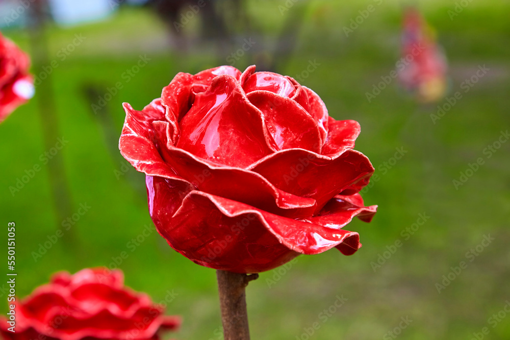 Foto de Beautiful garden decoration, a flower replica made of ceramic ...