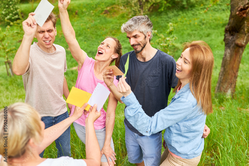 Gruppe hat Spaß beim kreativen Spiel zum Kennenlernen Stock Photo ...