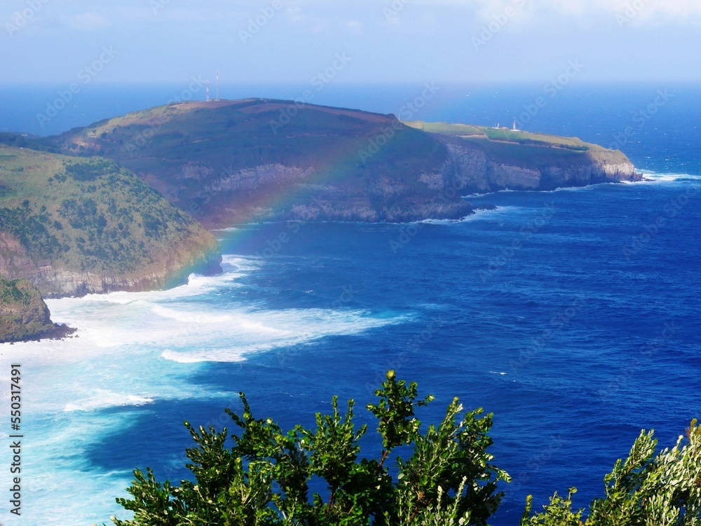 Arc-en-ciel sur les falaises de la baie de Santa Iria sur l'océan ...