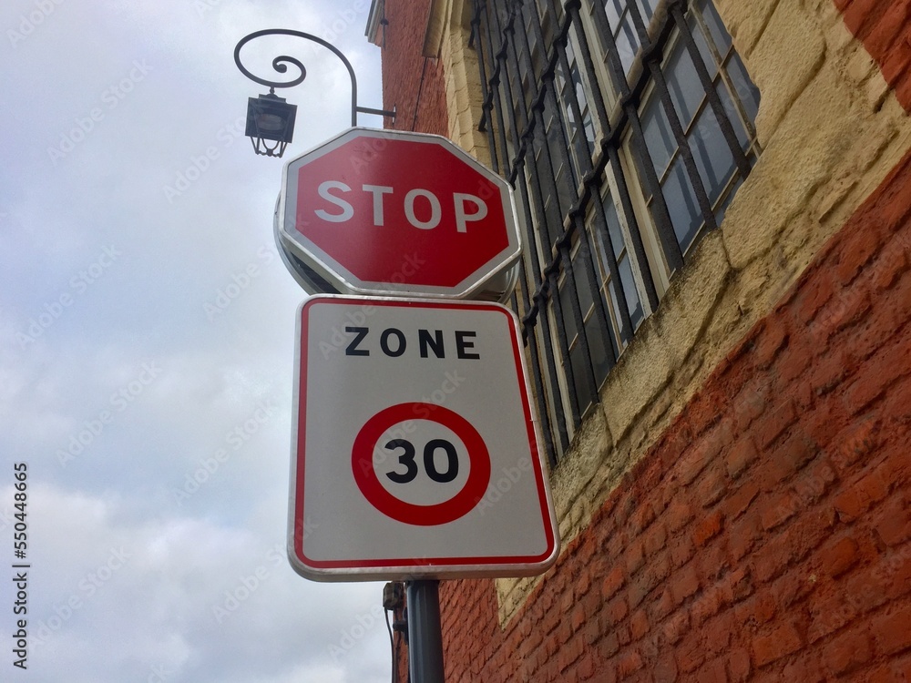 Foto de Panneau Stop et panneau d'entrée dans une zone limitée à 30 km ...