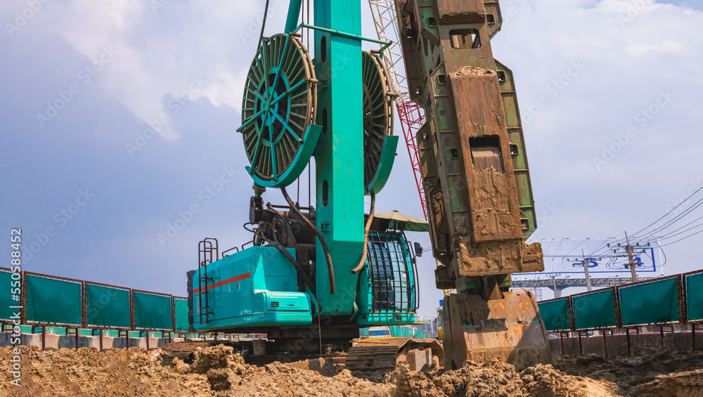 Foto de Earth drilling crawler crane with hydraulic diaphragm wall ...