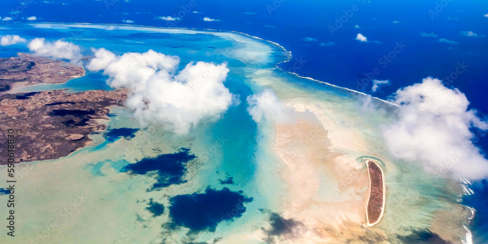 Magnifique vue d'avion d'un lagon turquoise et île tropicale avec ...