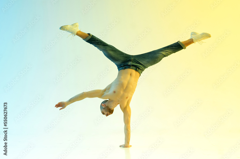 Poster Shirtless male acrobat doing handstand – Tableau | Europosters